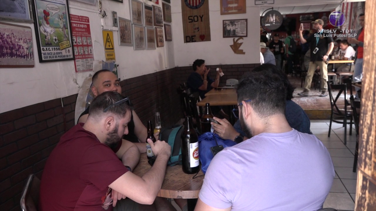 Potosinos y turistas también recorrieron los siete bares - Canal 7 SLP ...